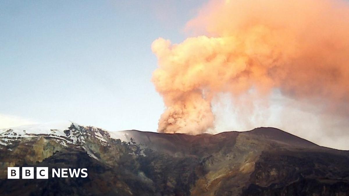 Colombian volcano Nevado del Ruiz spews ash and gas - BBC News