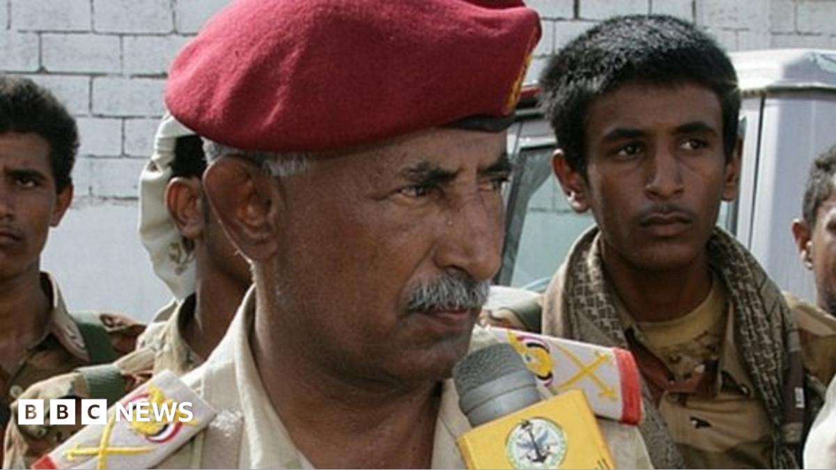 Yemen southern army commander Qatan dies in suicide attack - BBC News