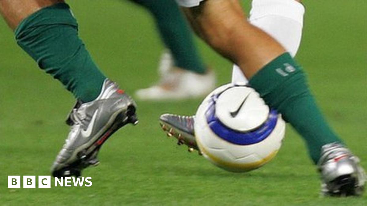 Tributes to Daily Star football writer Danny Fullbrook - BBC News