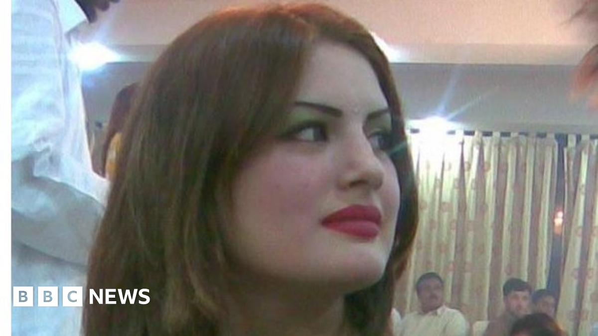Popular Pakistani singer Ghazala Javed killed - BBC News
