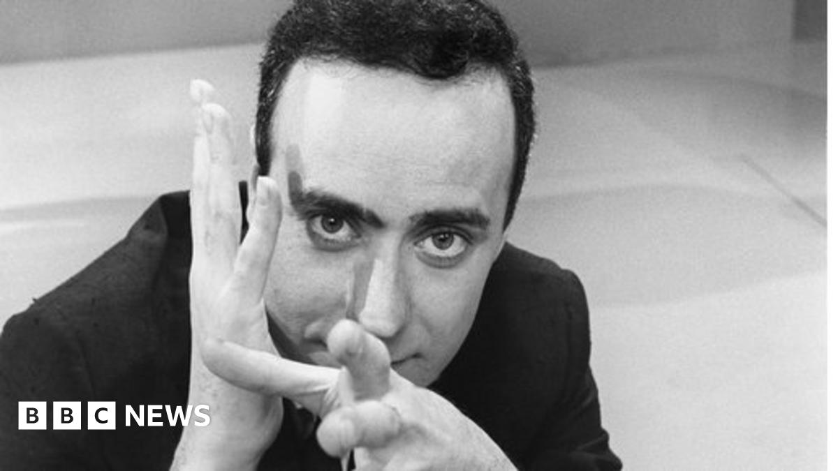 Victor Spinetti, actor and star of Beatles films, dies - BBC News