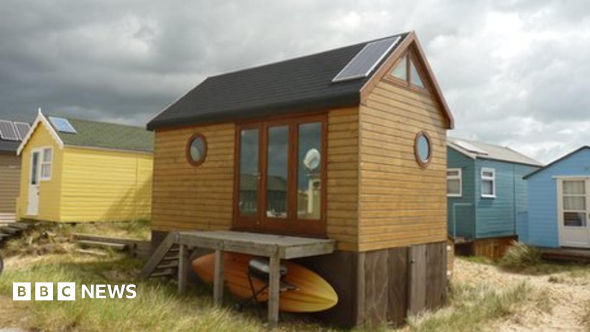 UK's 'most expensive' beach hut sells for £170,000 in Dorset - BBC News