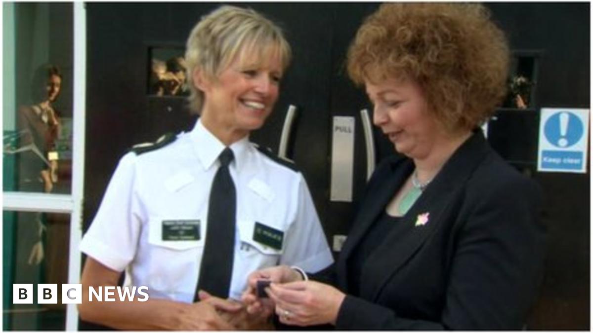 Senior PSNI officer awarded silver fáinne for Irish - BBC News