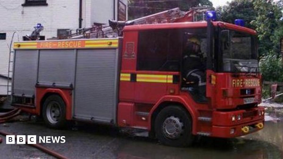 Guys Marsh Prison workshop fire investigation launched - BBC News