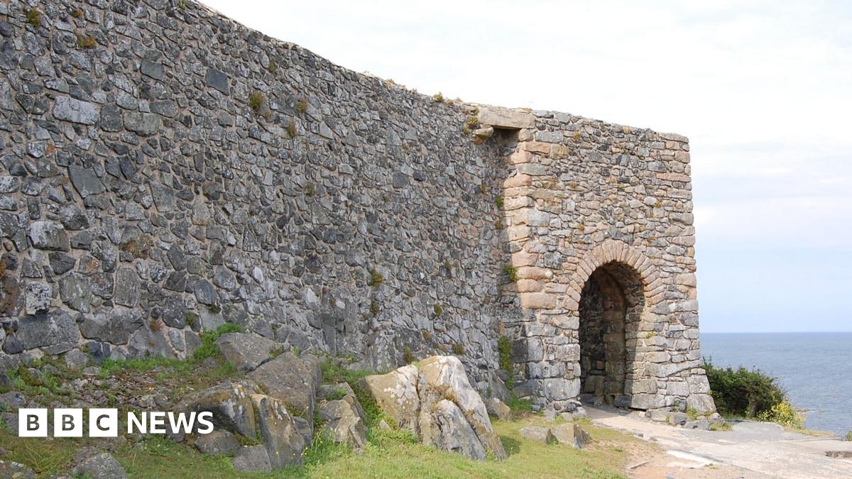 Museum wants new gates for Guernsey's Vale Castle - BBC News