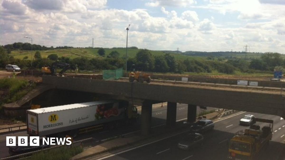 M1 in Bedfordshire reopens after bridge removed - BBC News