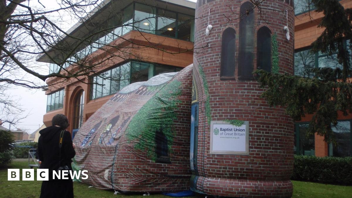 Bedfordshire village set to welcome inflatable church - BBC News
