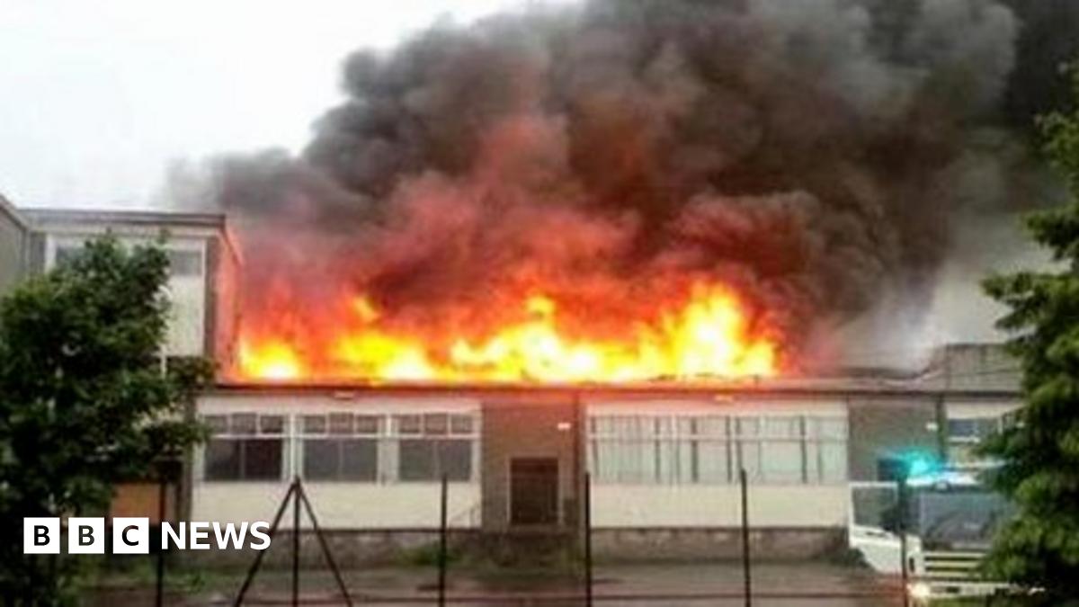 Demolition of fire-hit Bankhead Academy in Aberdeen begins - BBC News