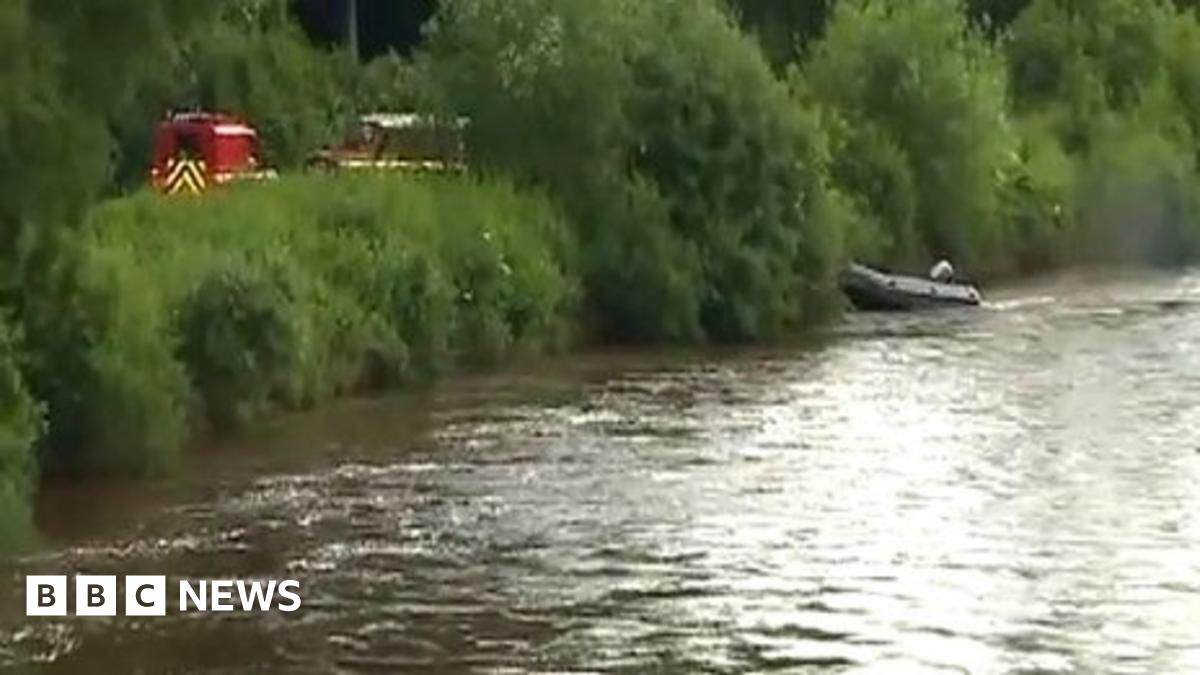 River search for man near Brecon's Llanfaes Bridge scaled back - BBC News