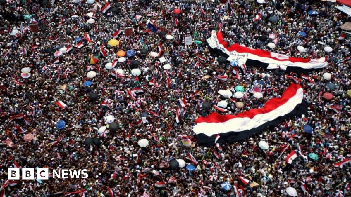 Egypt uprising: Senior police officials cleared of murder - BBC News