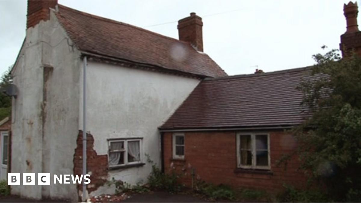 Historic Bromsgrove cottage to be rebuilt at Avoncroft Museum - BBC News