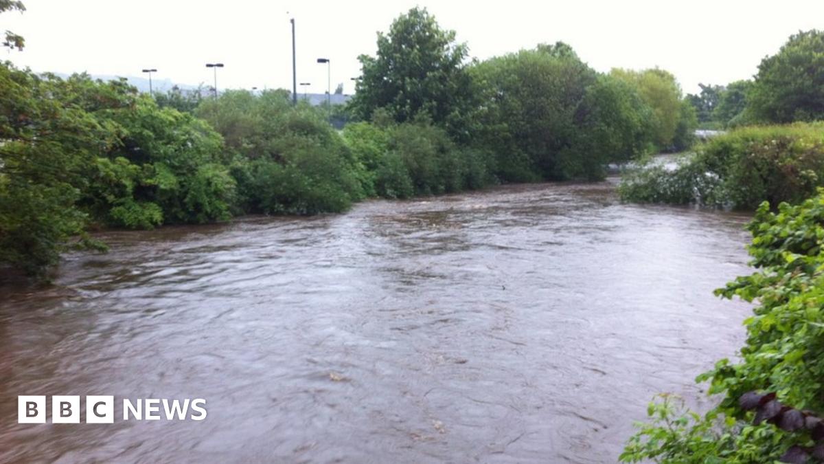Sirens sound after flood warnings for Calder and Colne - BBC News