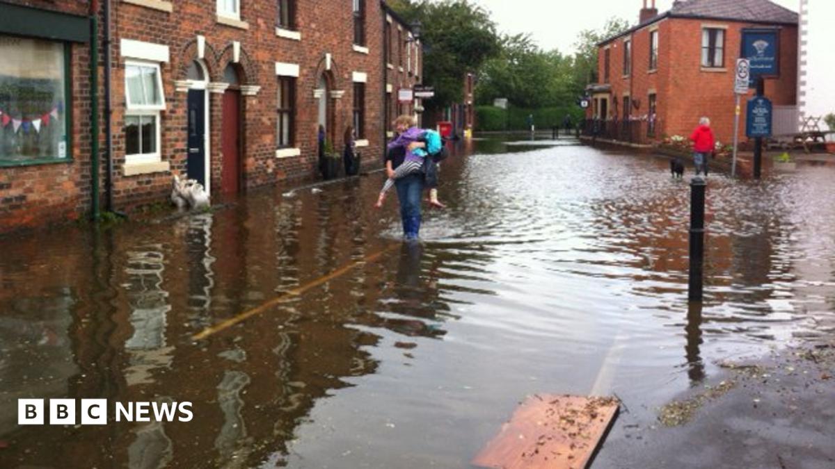 Flood-hit village of Croston starts clean-up - BBC News