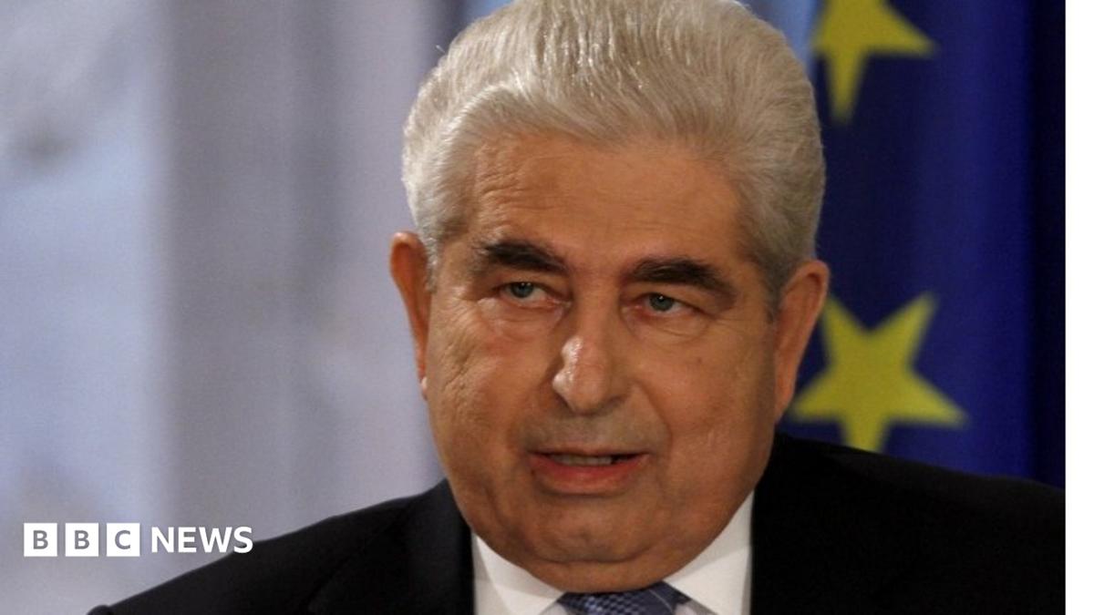 Cyprus's credit rating cut to junk status by Fitch - BBC News