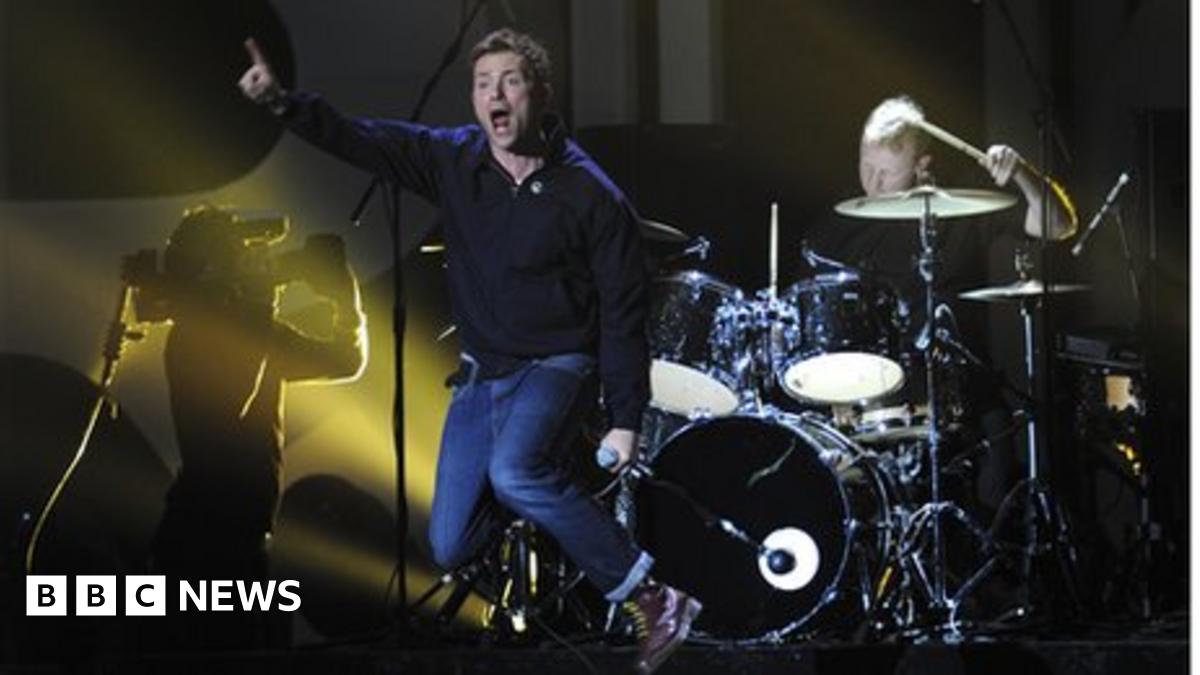 Blur are to debut two new songs on their Twitter feed - BBC News