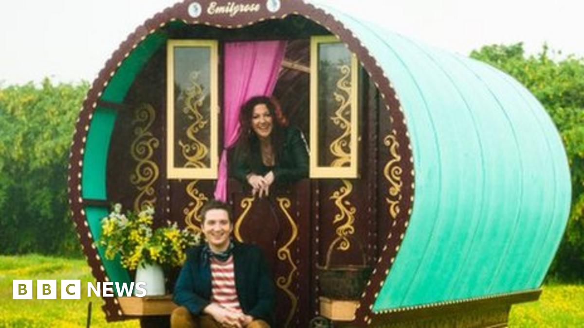 Gypsy culture: Ceredigion and Pembrokeshire stage celebrations - BBC News