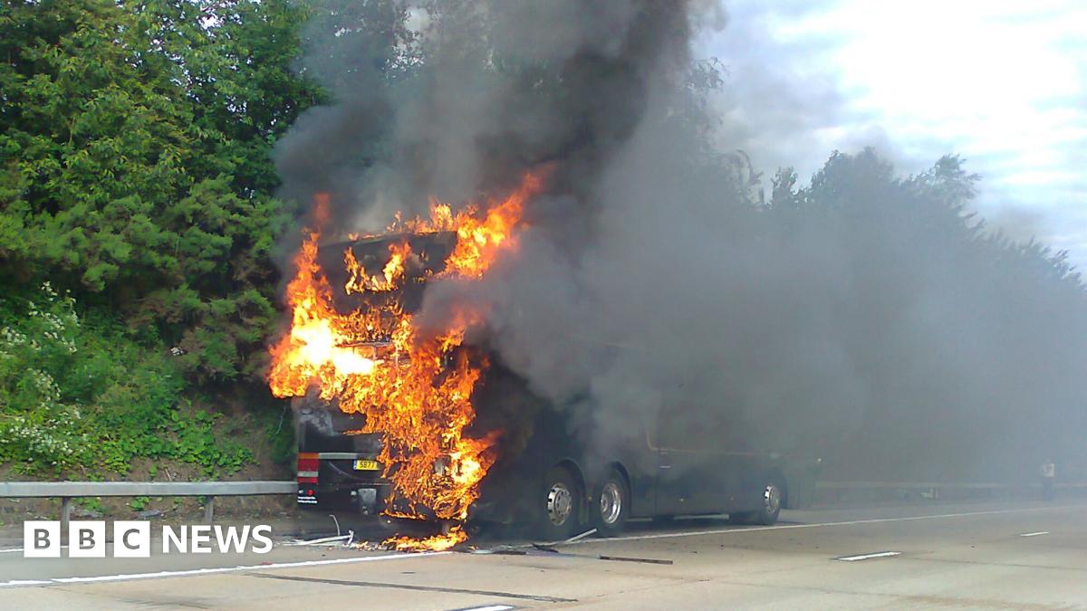 Coach blaze causes M25 traffic delays - BBC News