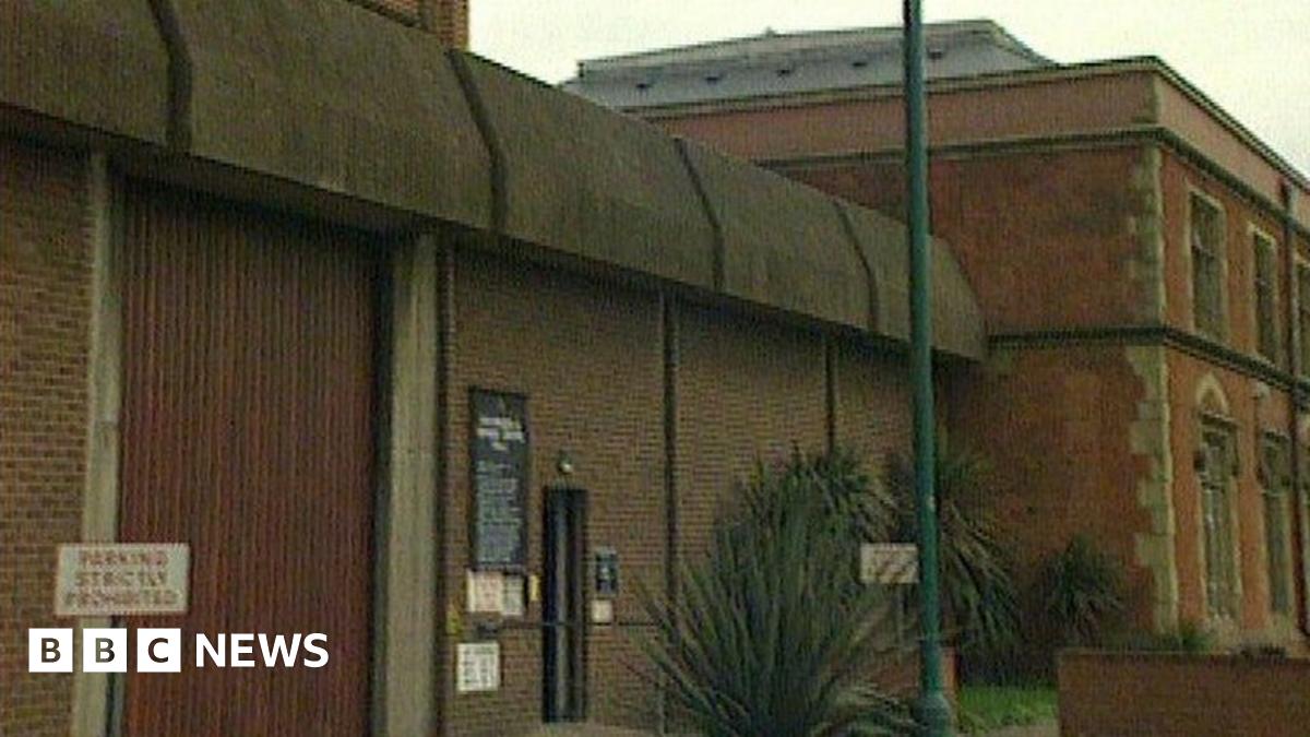 Hull Prison remains overcrowded, report finds - BBC News