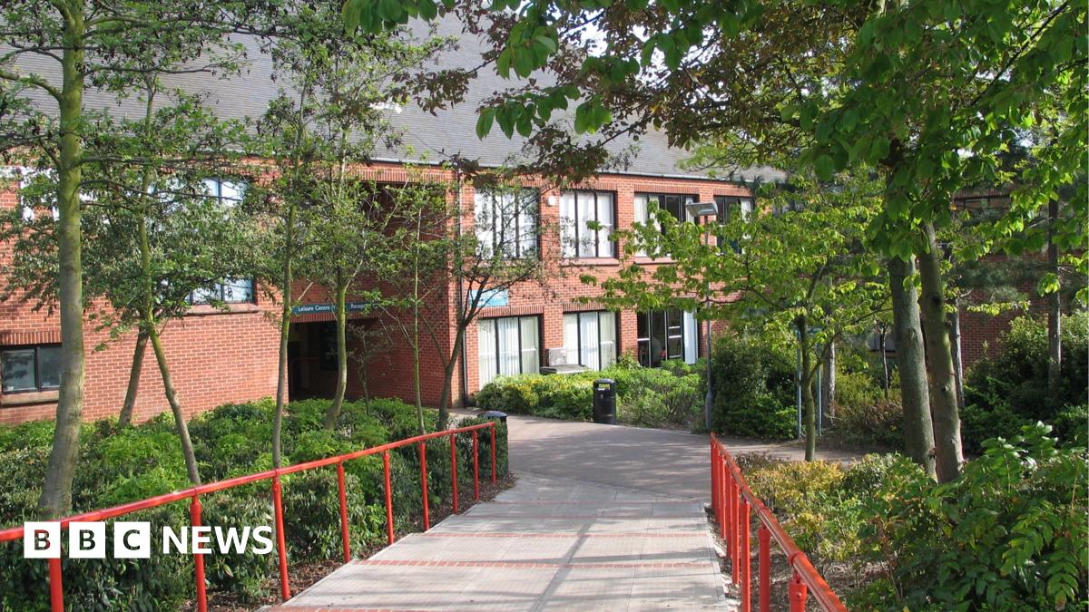 Stantonbury Campus uniform plans anger parents - BBC News