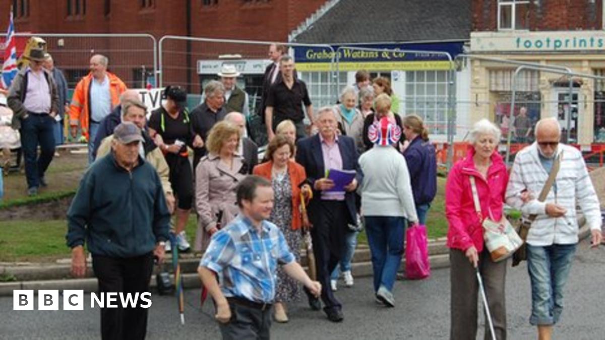 Leek protest roundabout demolished after court ruling - BBC News