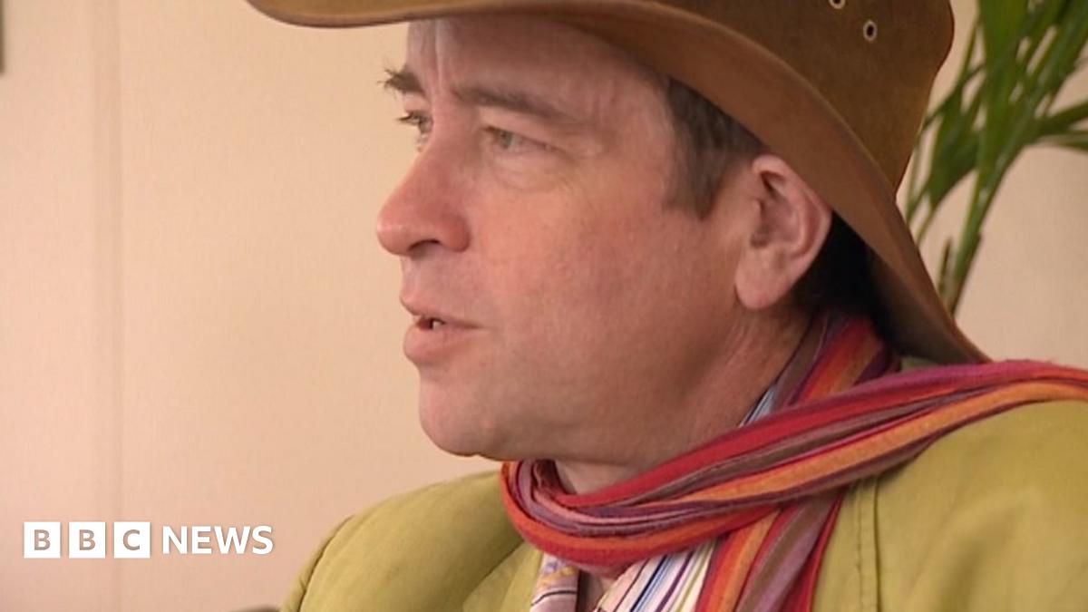 Devon man gets kidney donor offer on Facebook - BBC News