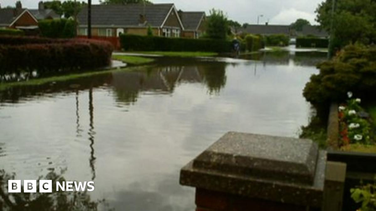 Flooding prompts home evacuations in Immingham - BBC News