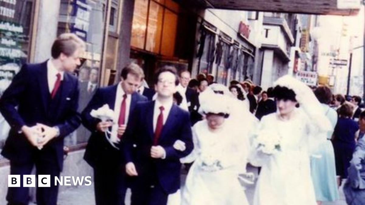 Moon wedding: Getting married with 4,000 others - BBC News