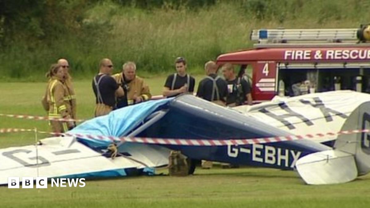 Pilot dies after vintage plane crashes in Bedfordshire - BBC News