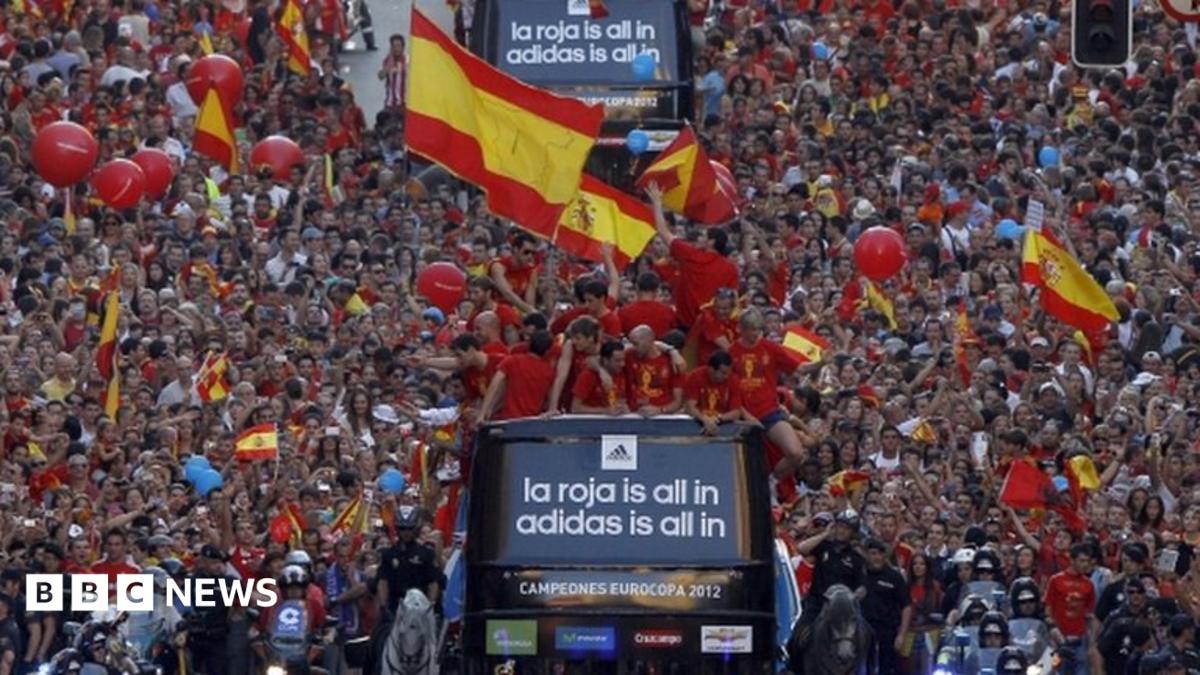 Victorious Spain football team welcomed by thousands - BBC News