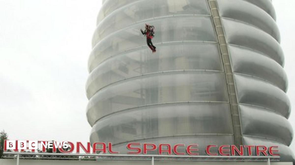 Olympic torch relay: Jet pack man carries flame in Leicester - BBC News