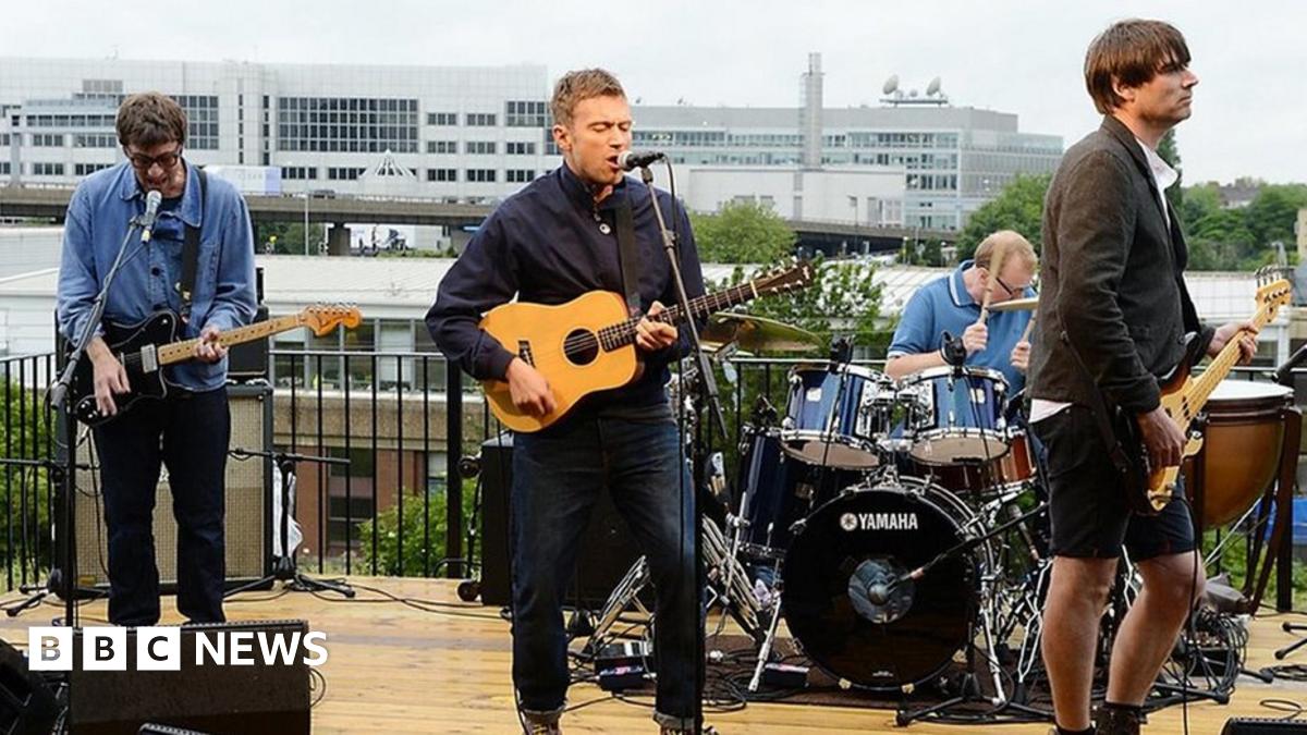 Blur debut new tracks at Twitter gig - BBC News