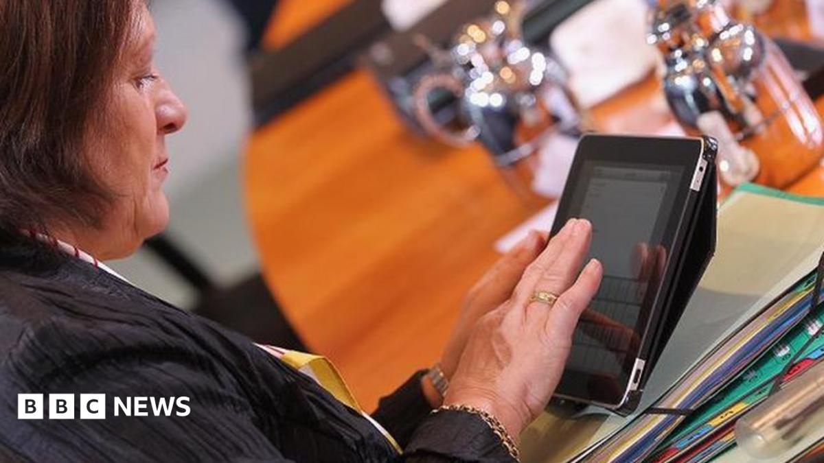 Samba's advert-supported 3G data service launches in UK - BBC News