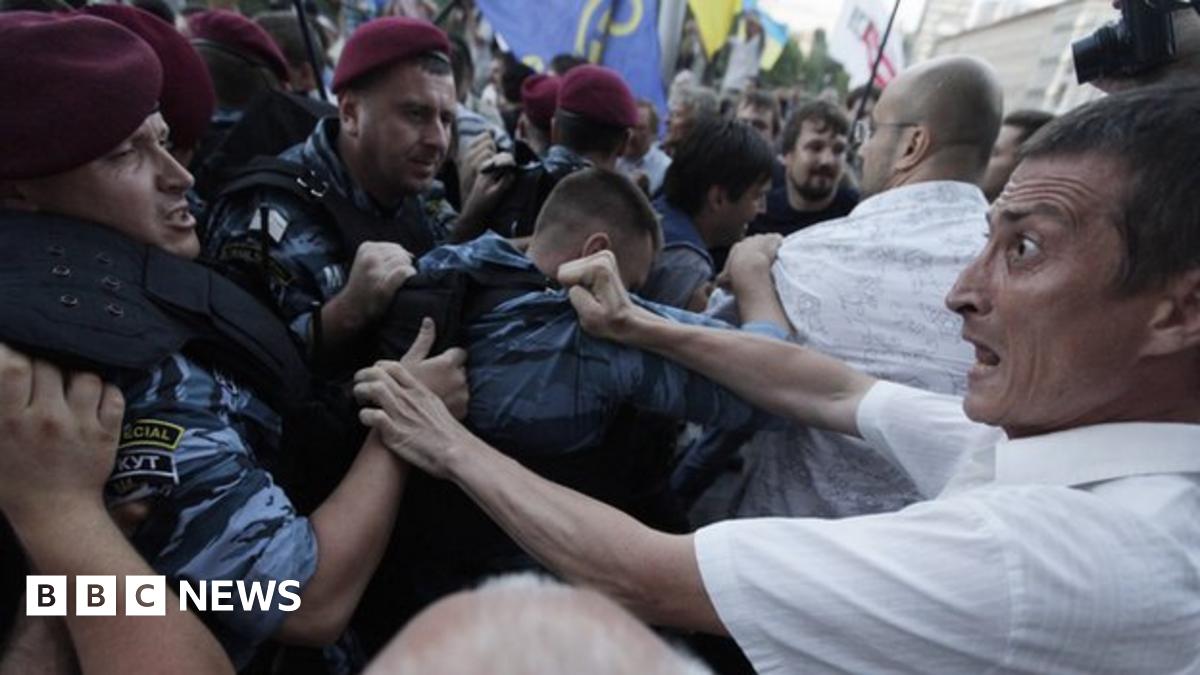 Ukraine police clash with Kiev crowd over language law - BBC News