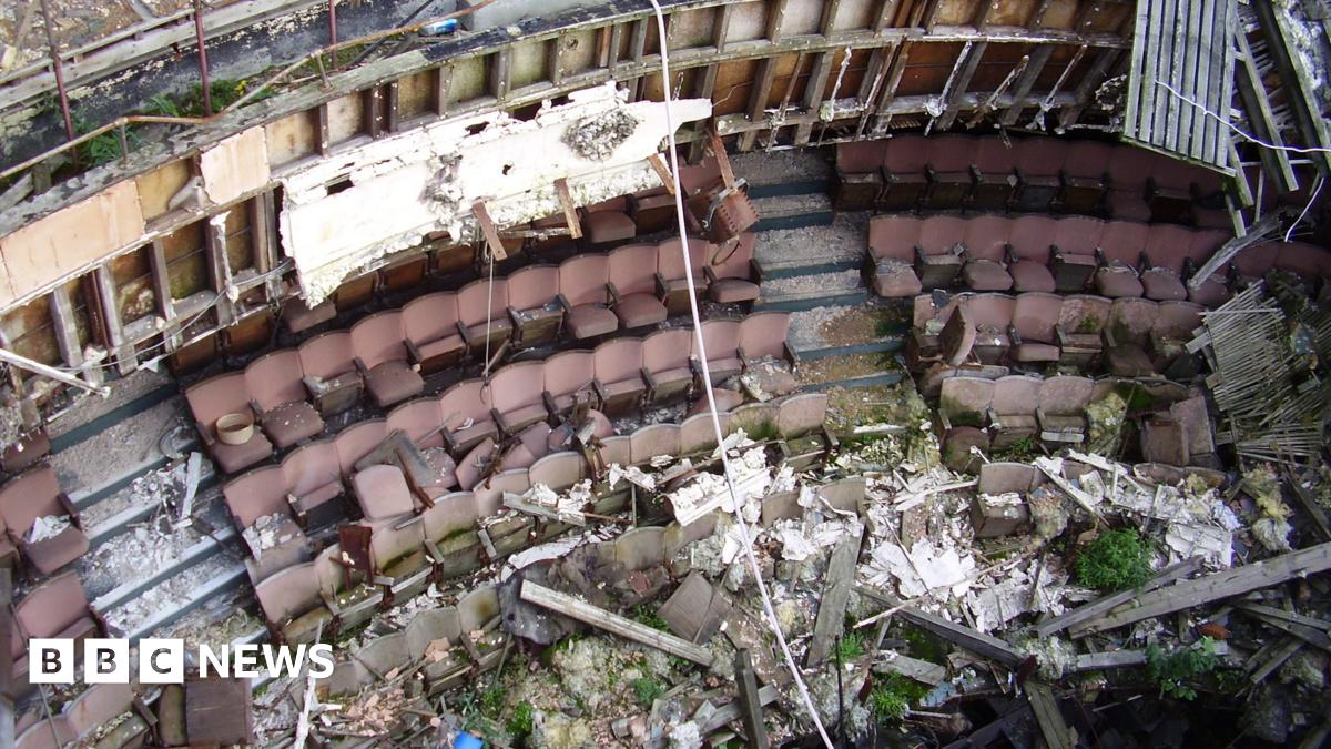 Call to save threatened theatres - BBC News