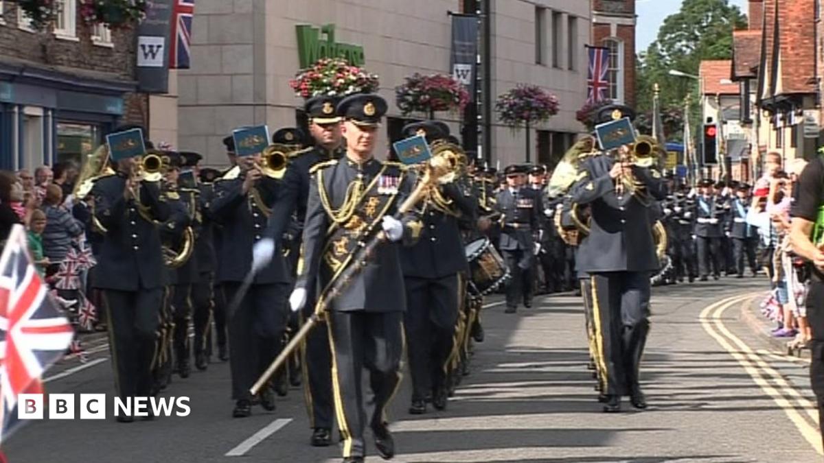 RAF Benson helicopter crews exercise freedom of Wallingford - BBC News