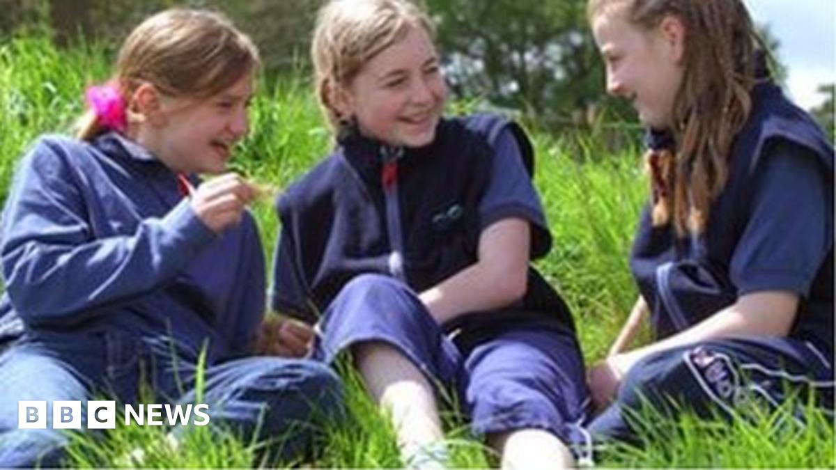 Girl Guides Australia drops oath of allegiance to Queen - BBC News