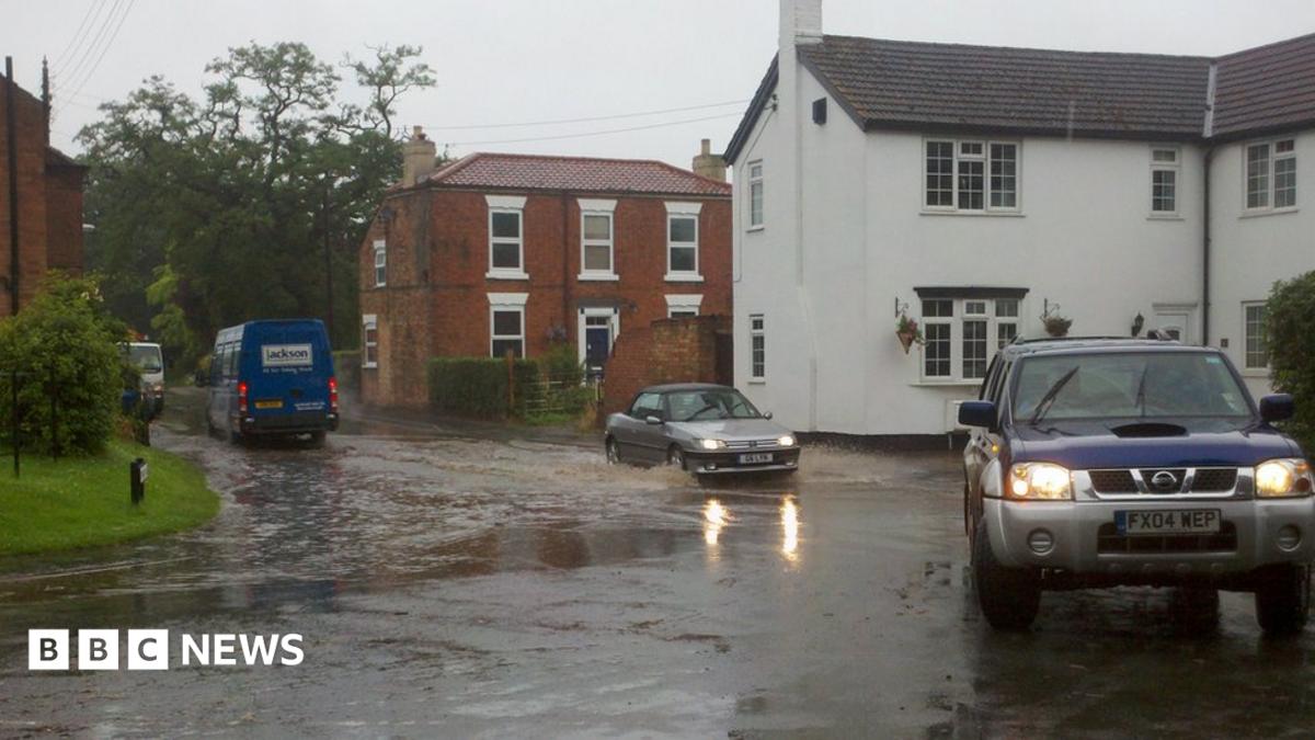 Flooding disruption in Lincolnshire amid heavy rain - BBC News