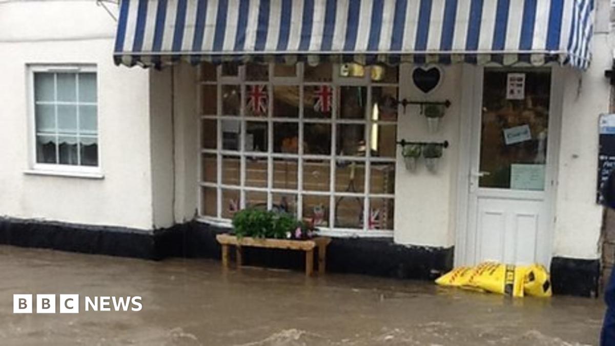 Derbyshire suffers flash flooding amid heavy rain - BBC News