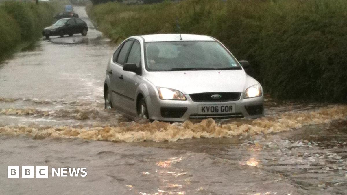 Flood disruption in Leicestershire during heavy rain - BBC News
