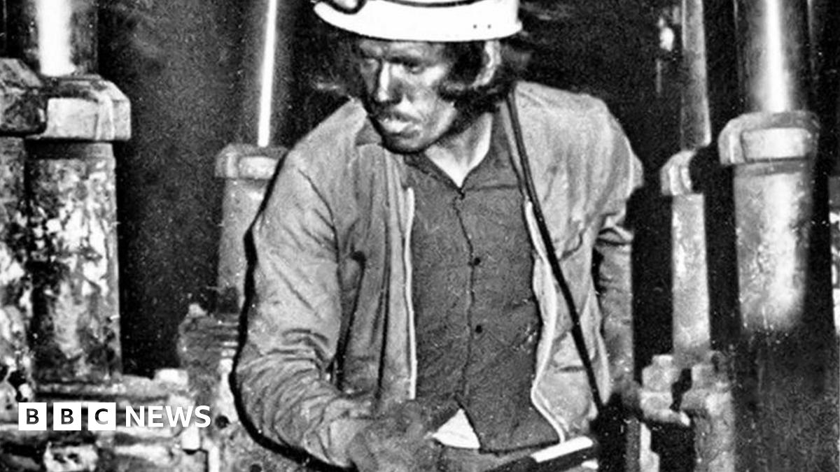 Doncaster hosts Yorkshire miners' remembrance service - BBC News