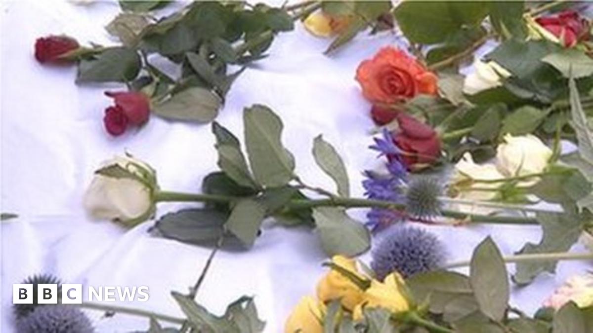 Saltram House flower tribute to mark asbestos cancer deaths - BBC News