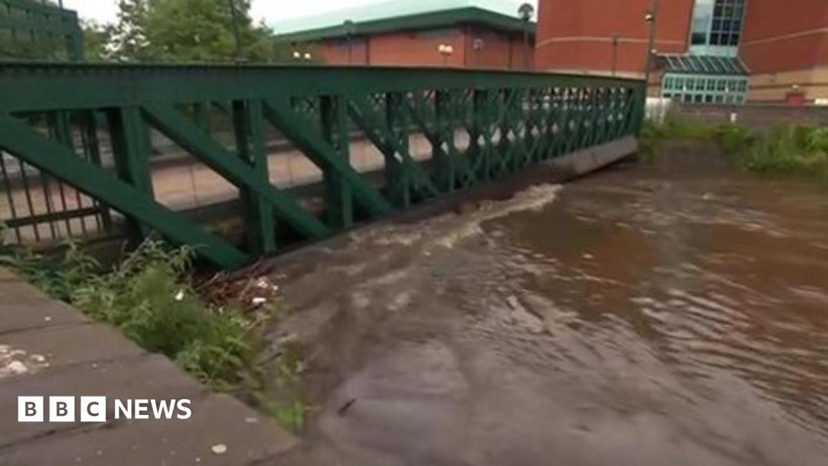 Flooding fear in Sheffield prompts command centre set up - BBC News