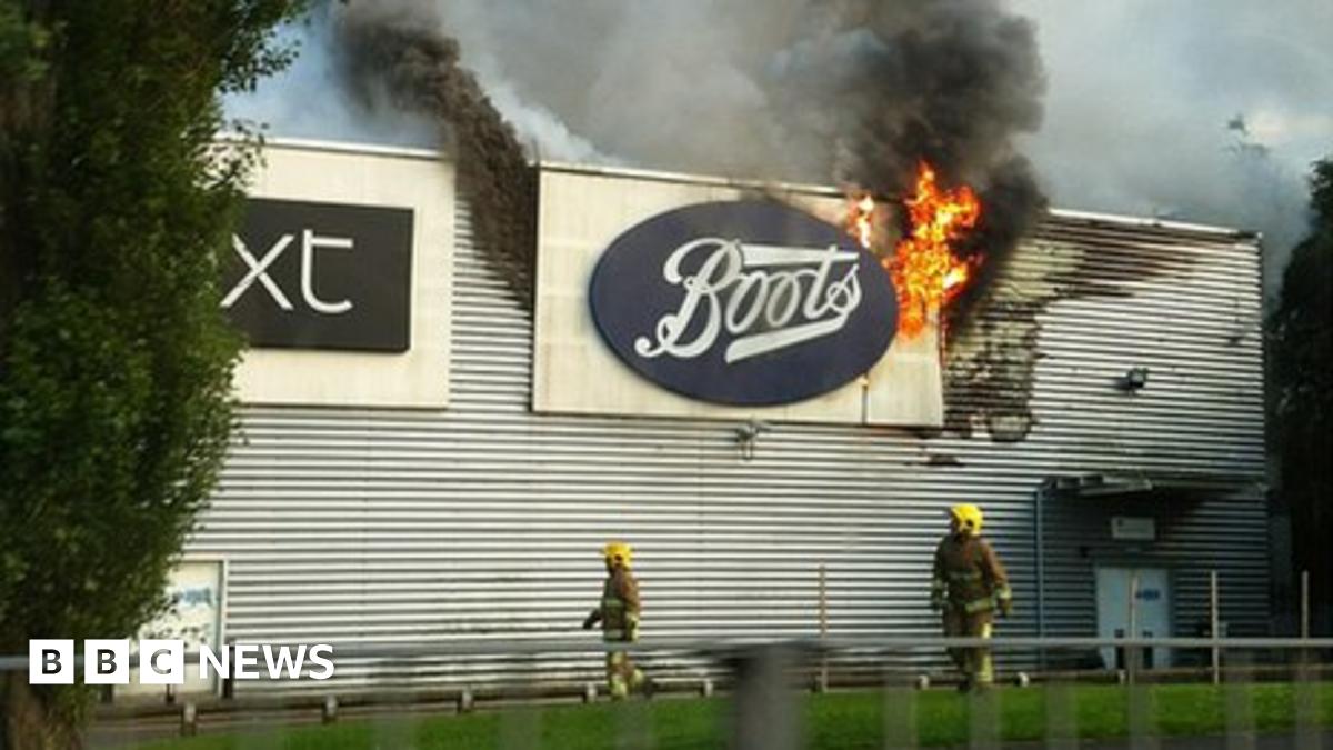 Warrington retail park fire probably 'not started maliciously' - BBC News