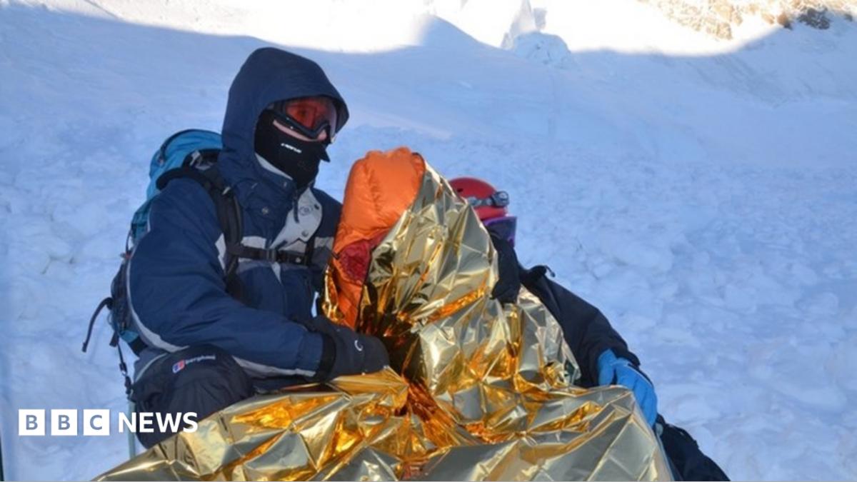 British climbers killed by avalanche in French Alps - BBC News