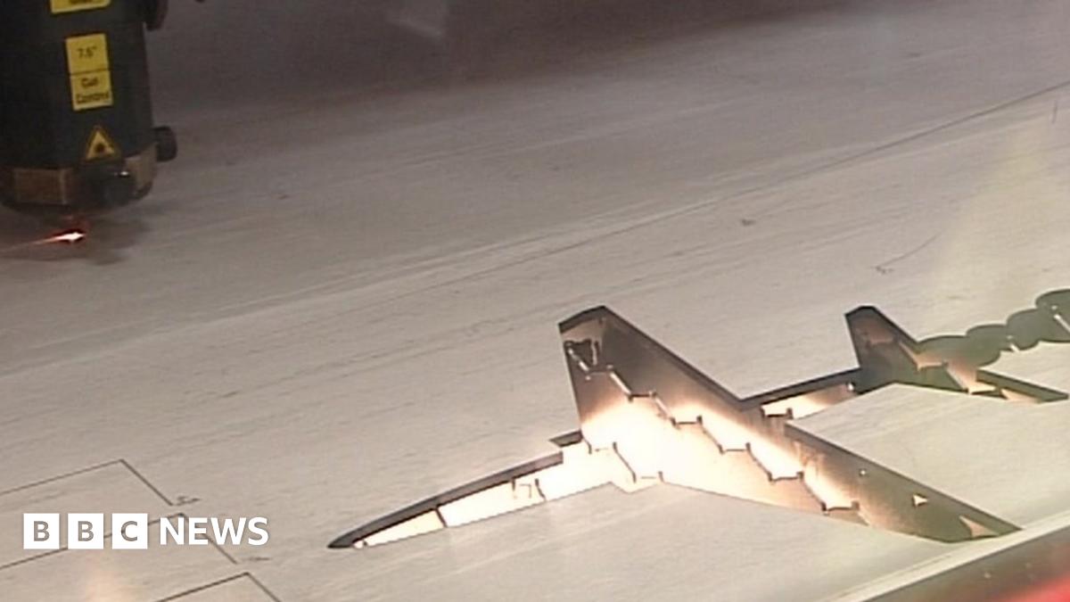 Pupils see Red Arrows memorial sculpture cut - BBC News