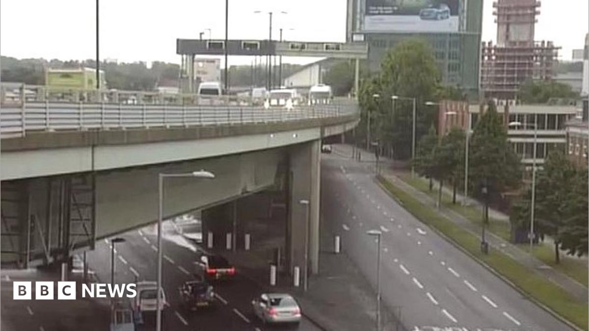 M4 motorway in west London reopens after emergency repair - BBC News