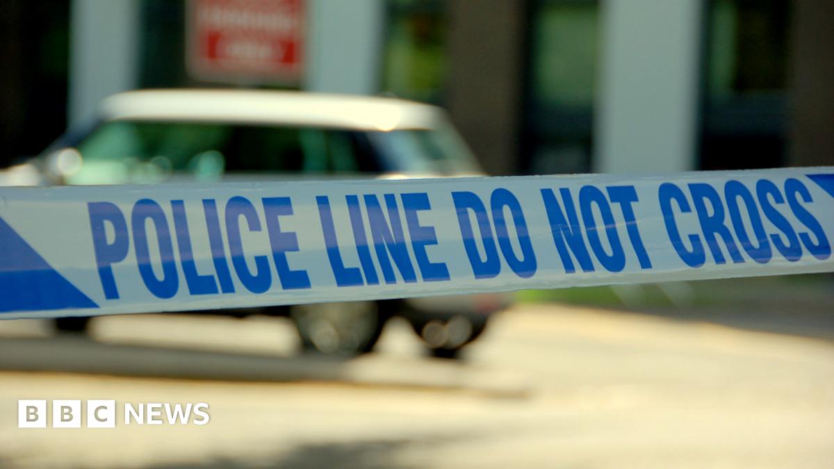 Man held over woman's death in Dundee flats fall - BBC News