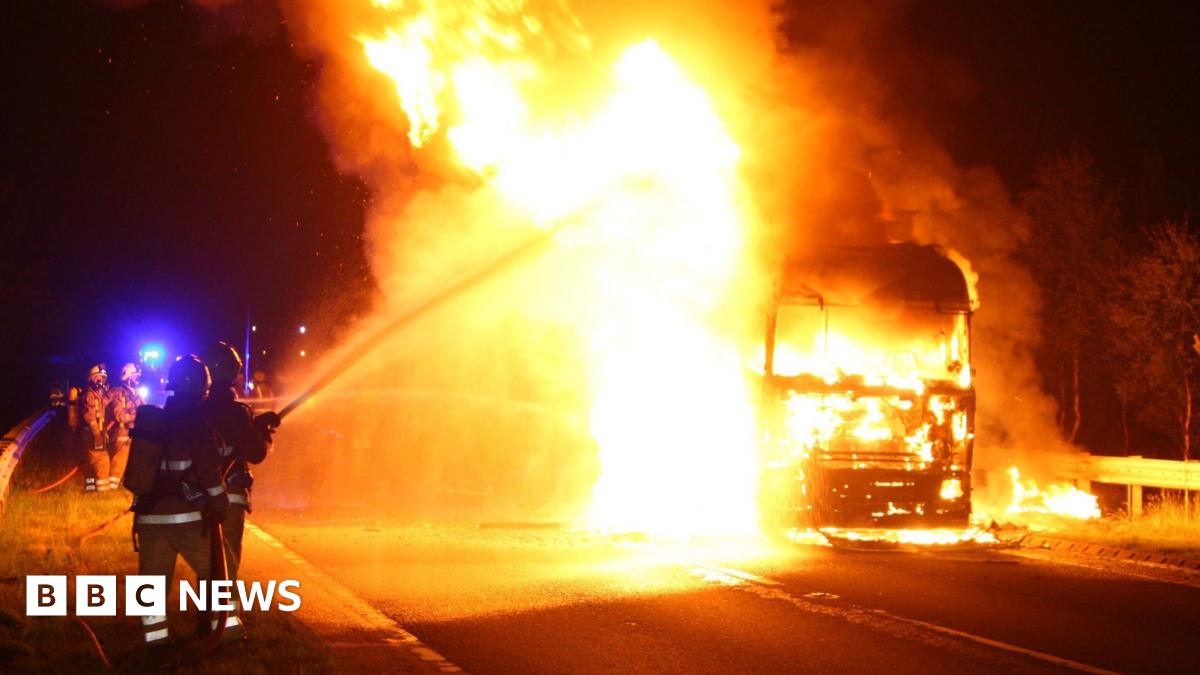 Lorry fire shuts A9 near Aviemore - BBC News