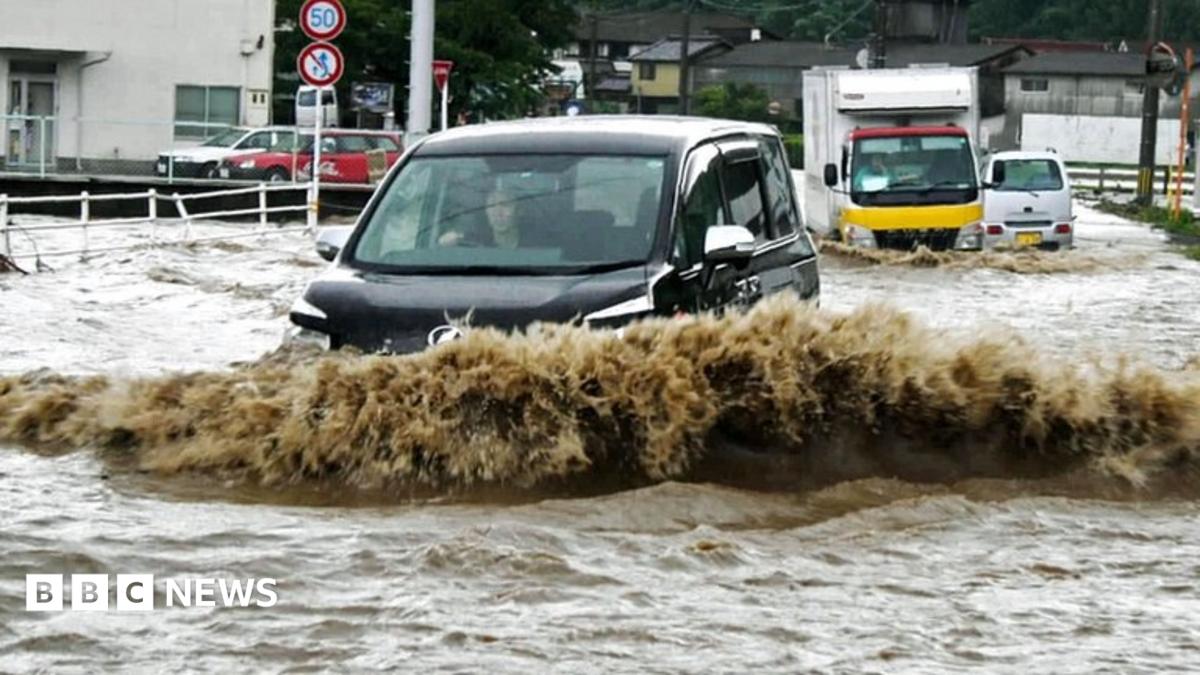 Japan floods: 250,000 people ordered to leave homes - BBC News
