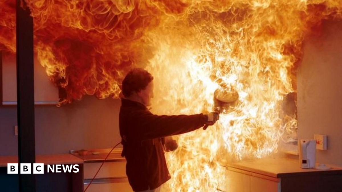 Chip pans cause 10% of house fires - BBC News